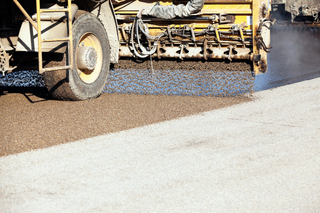 A Quick Intro to Asphalt Sealcoating | R & R Paving and Grading